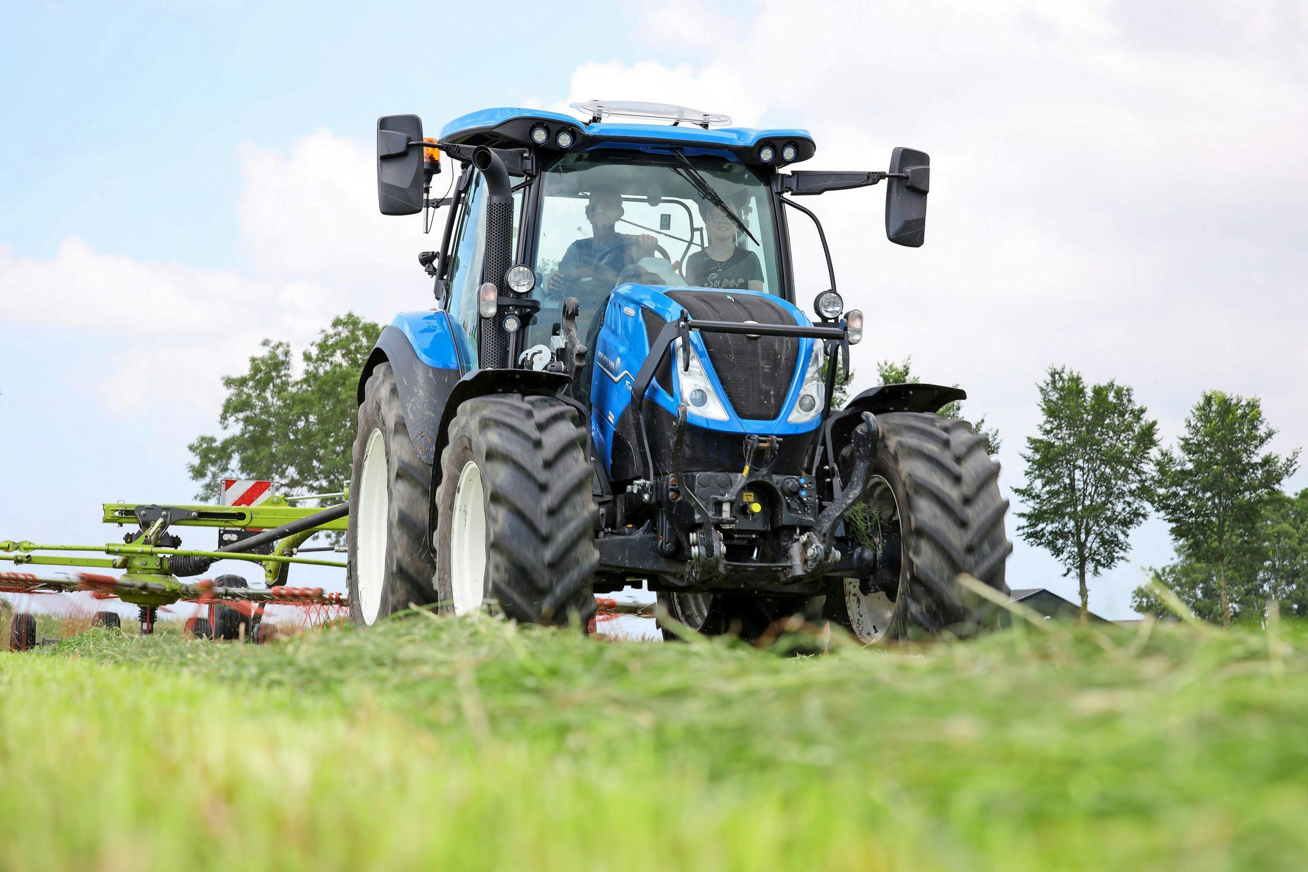 Test van New Holland T5.140 Dynamic Command: Top transmissie, hef kan ...