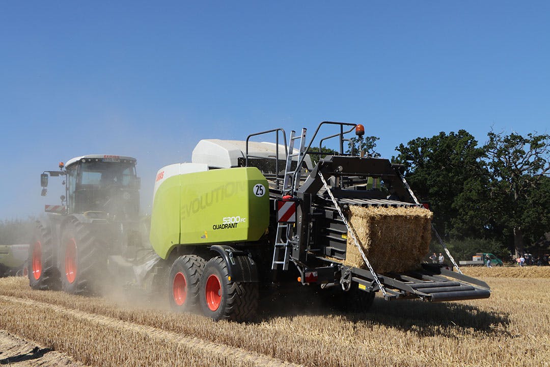 Video | Claas Quadrant 5300 FC-grootpakpers in actie - Trekker