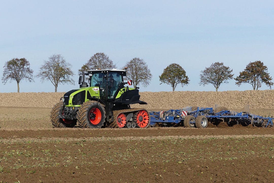 89 centimeter brede TerraTrac-rupsen onder Claas Axion-trekker - Trekker