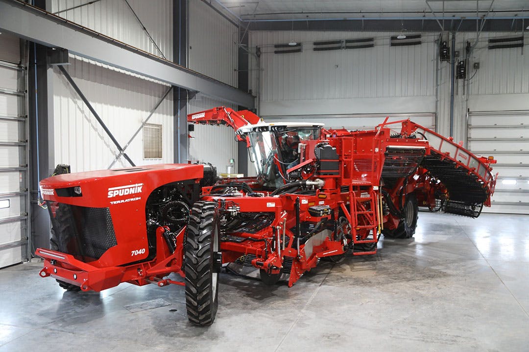 Spudnik bouwt zelfrijdende vierrijige aardappelrooier Terratron 7040 ...