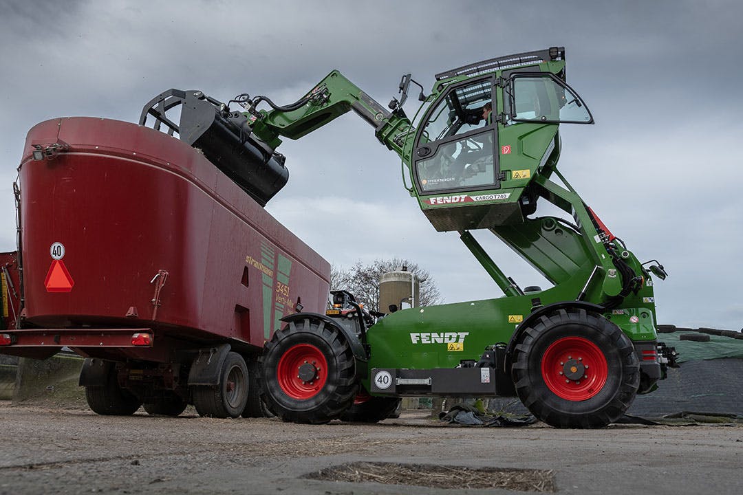 Proefrit met verreiker Fendt Cargo T 740 met unieke in hoogte ...