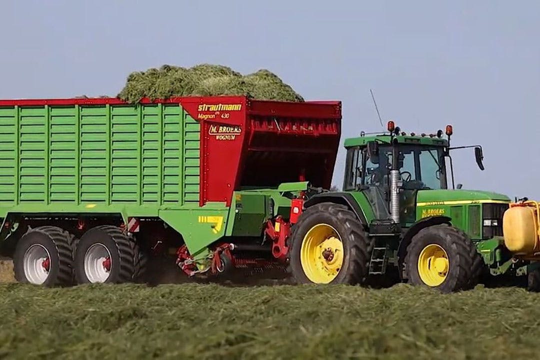 Video | John Deere 7810 met Strautmann Magnon - Trekker