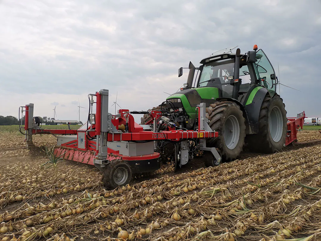 Nieuwe 3 meter Tormac-uienrooier naar Flevoland - Trekker