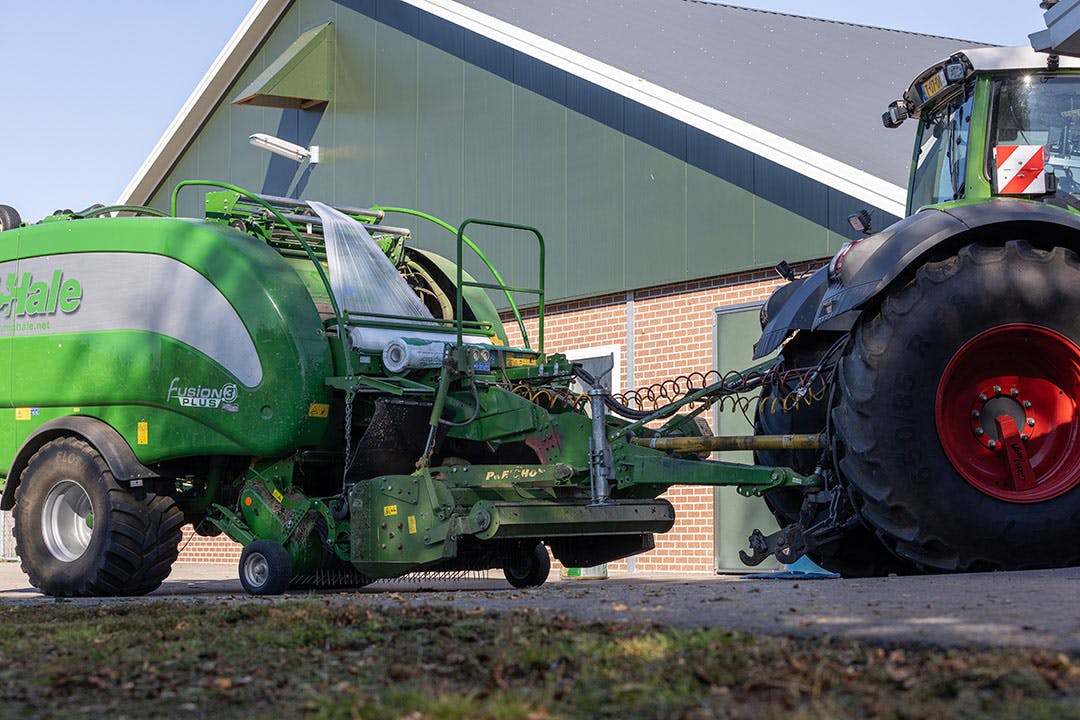 Kort geknipt gras persen met McHale-pers en Krone-voorbouwhakselaar ...