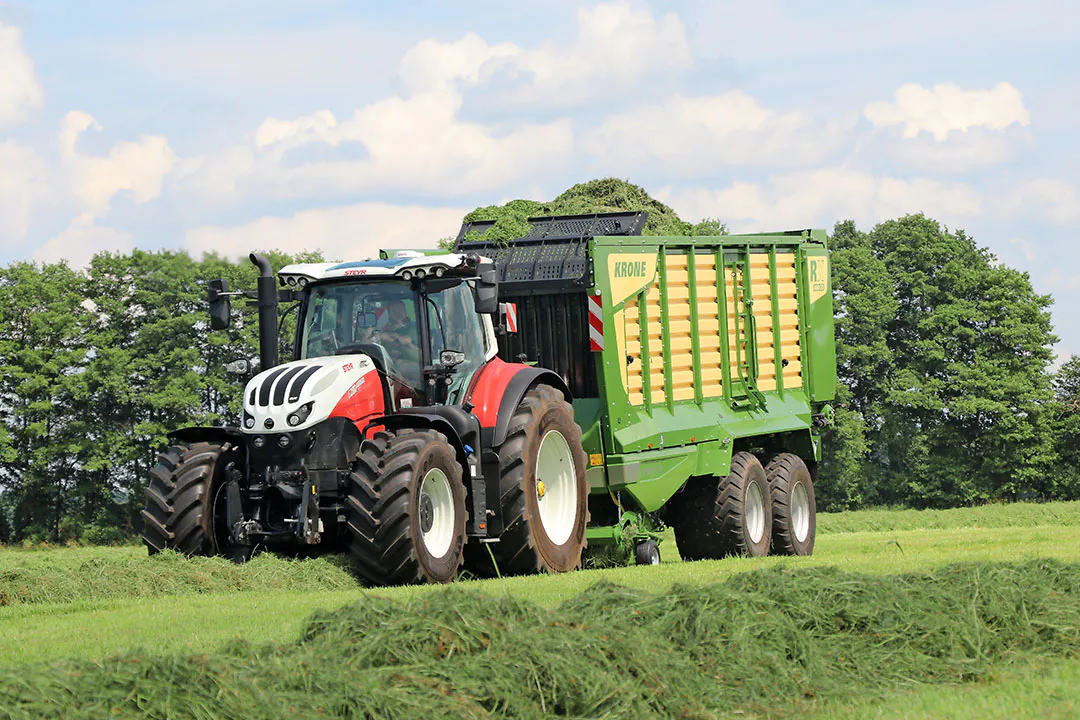 Gras ultrakort snijden met Krone-opraapwagens ZX en RX - Trekker