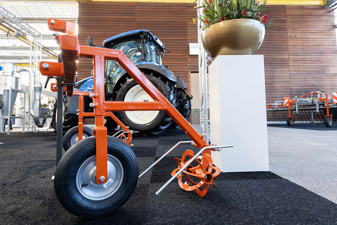 Agro Techniek presenteert rolschoffel voor tulpenpaden - Trekker