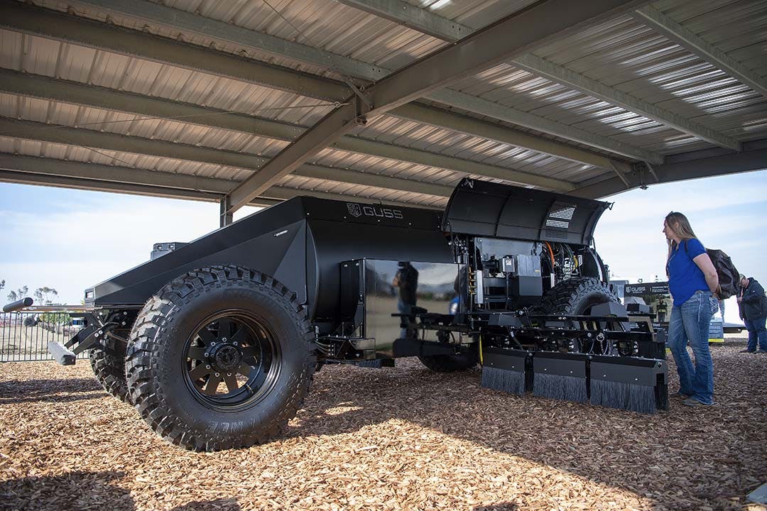 John Deere en GUSS Automation presenteren autonome spuitrobot Electric ...