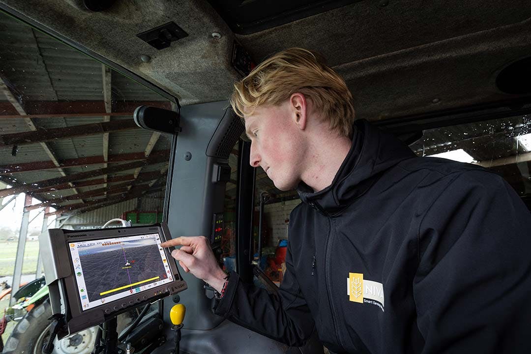 Techneut bouwt eigen gps-systeem op een Deutz-Fahr - Trekker