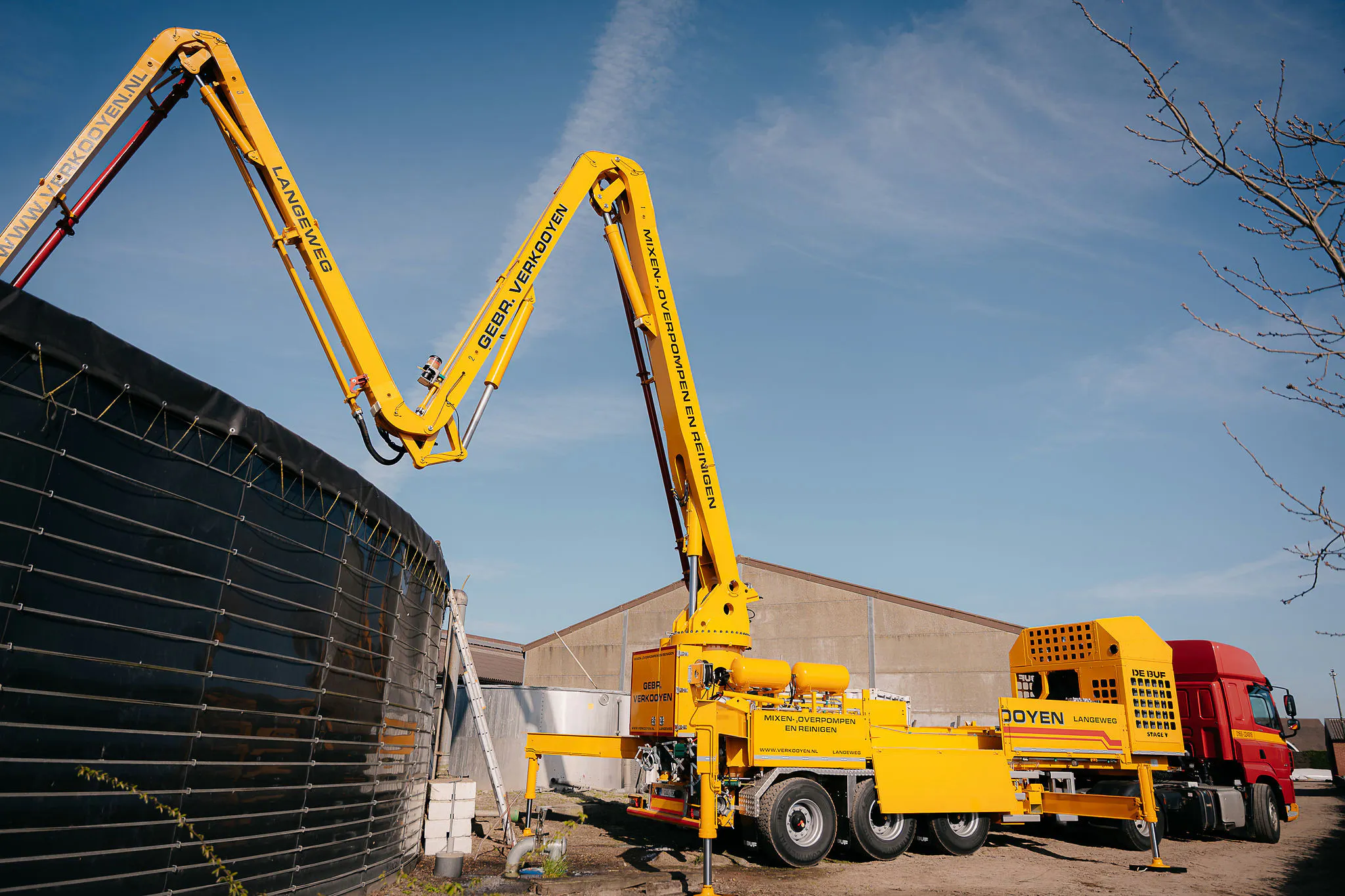 Gebr. Verkooyen werkt met nieuwe mobiele mestmixer - Trekker
